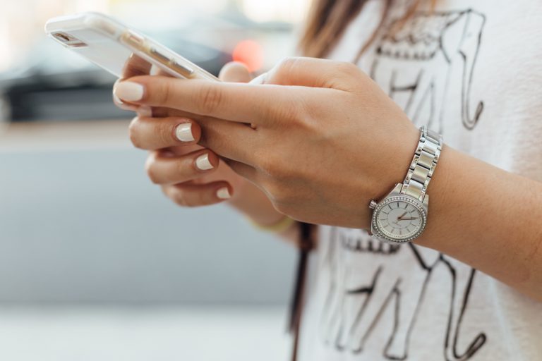 「歩きスマホ」は、こうして歩行中の集団を混乱させる：日本の研究チームが明らかにしたメカニズム｜wired アンドラ